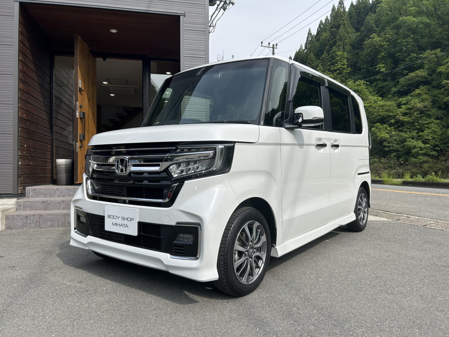 姫路市の自動車修理・鈑金・塗装・コーティング・車検ならボデーショップミハタ｜R5 NBOXカスタム L ご成約いただきました。